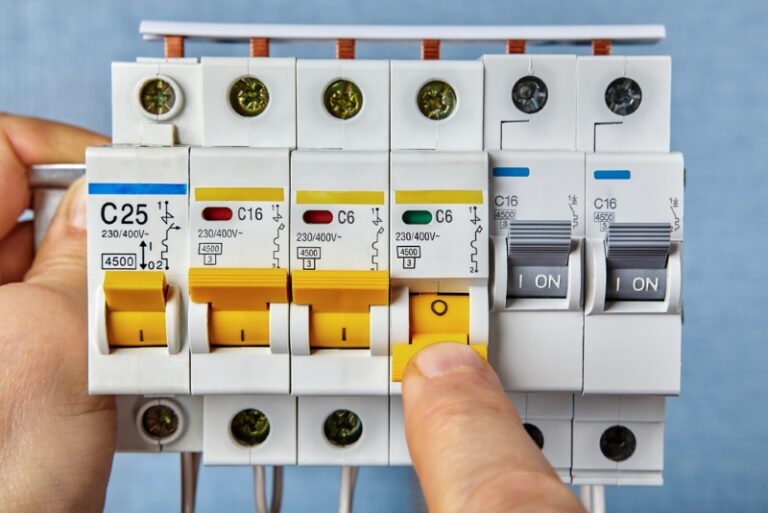 CB là gì? Phân loại, cấu tạo và chức năng của CB